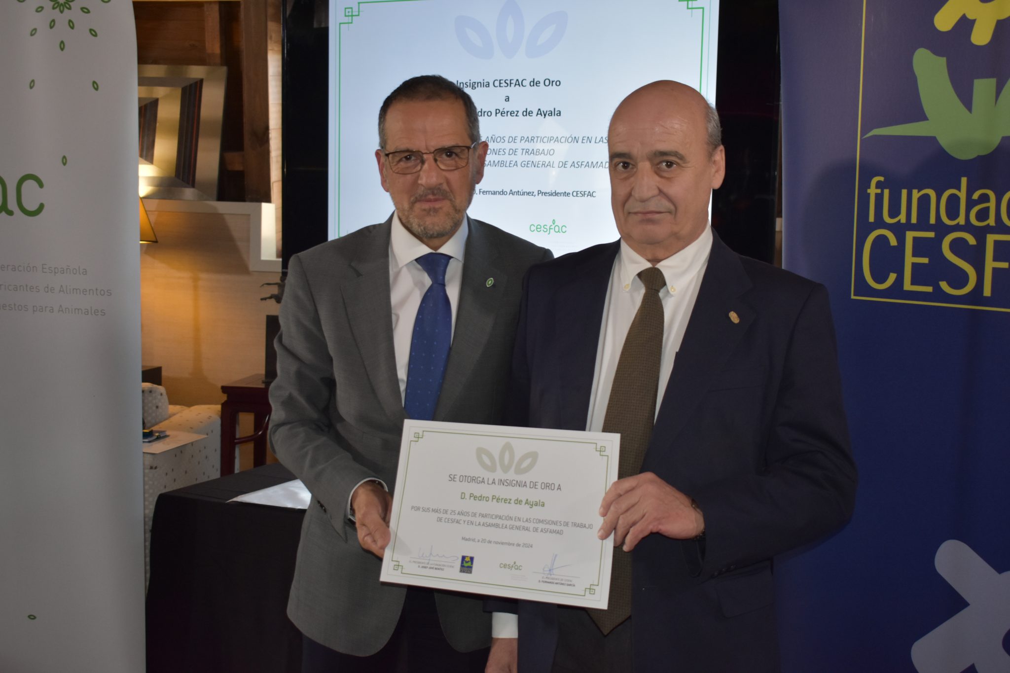 CESFAC y la Fundación CESFAC entregan insignias de oro y plata